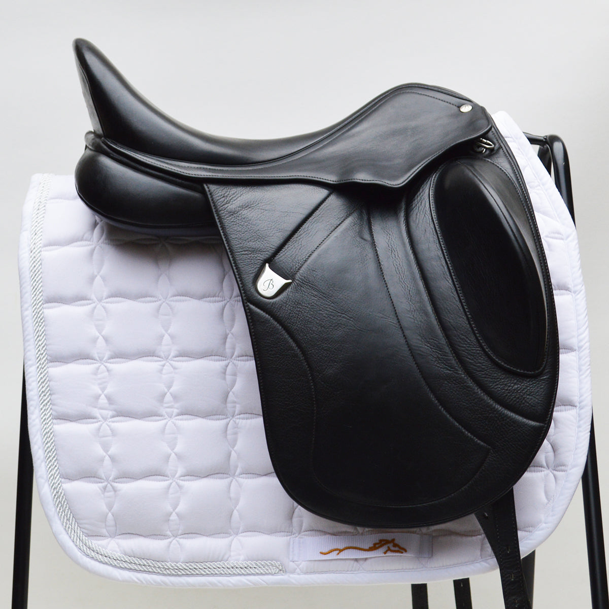 Bates Innova Dressage Saddle (Flocked) - Size 1 (17-17.5") Black (Easy ...