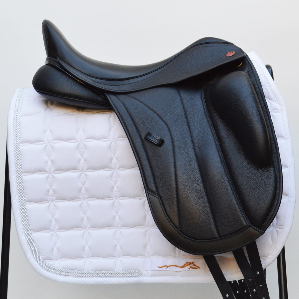 Kent & Masters Competition Dressage KCMMD, 17.5", Black, Adjustable (S ...